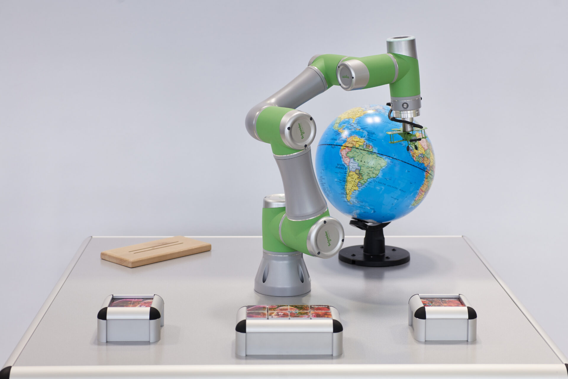 Lexium Cobot: Schneider Electric stellt neuen kollaborativen Roboter ...